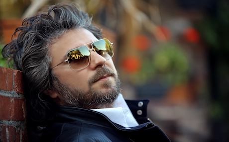 Popular Iranian singer Mansour releases album in homeland for ch