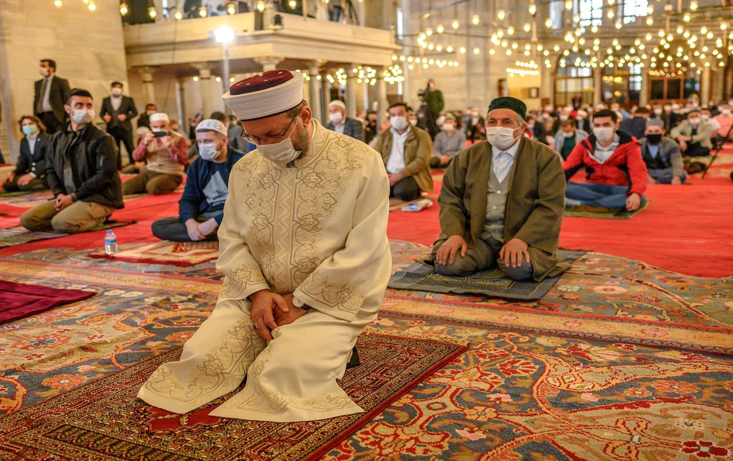Turkish mosques reopen for mass prayers | Rudaw.net