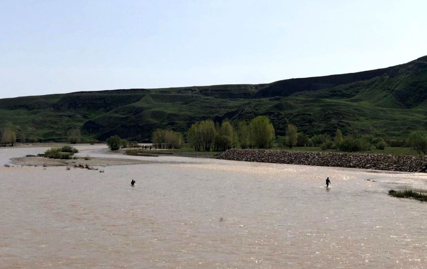 Iğdır'da serinlemek için Aras Nehri'ne giren iki... | Rudaw.net