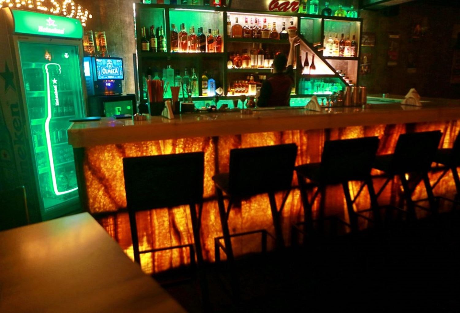 In a Baghdad bar, a Syrian serves cocktails to... | Rudaw.net