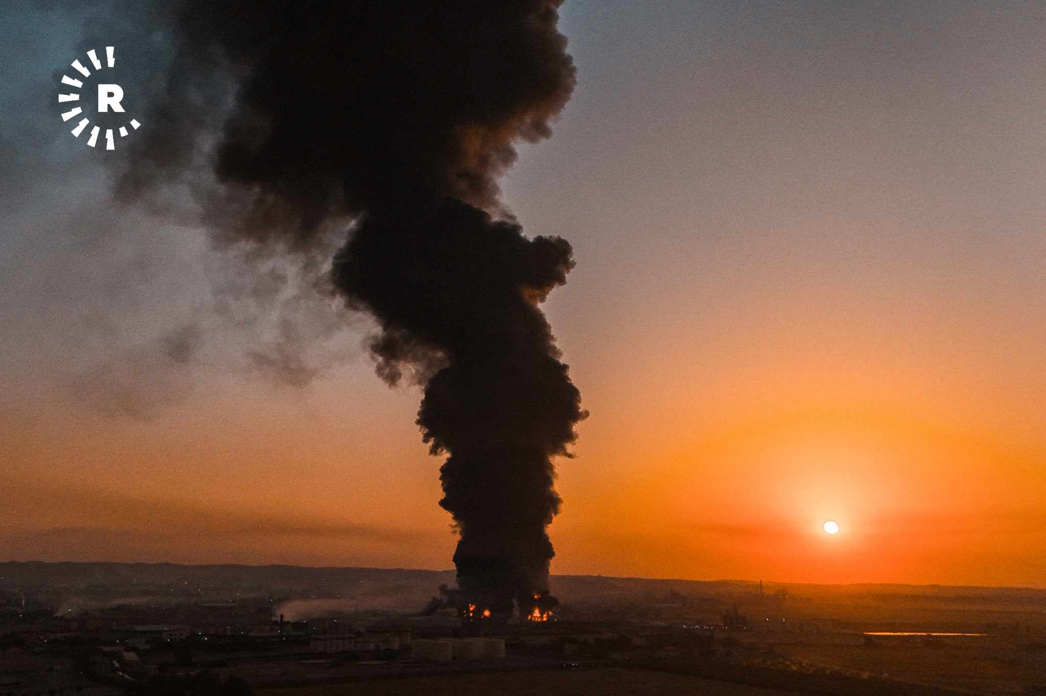 بەوێنە؛ سووتانی سێ کۆگەی قیری شل و 50 تانکەری... | رووداو.نێت