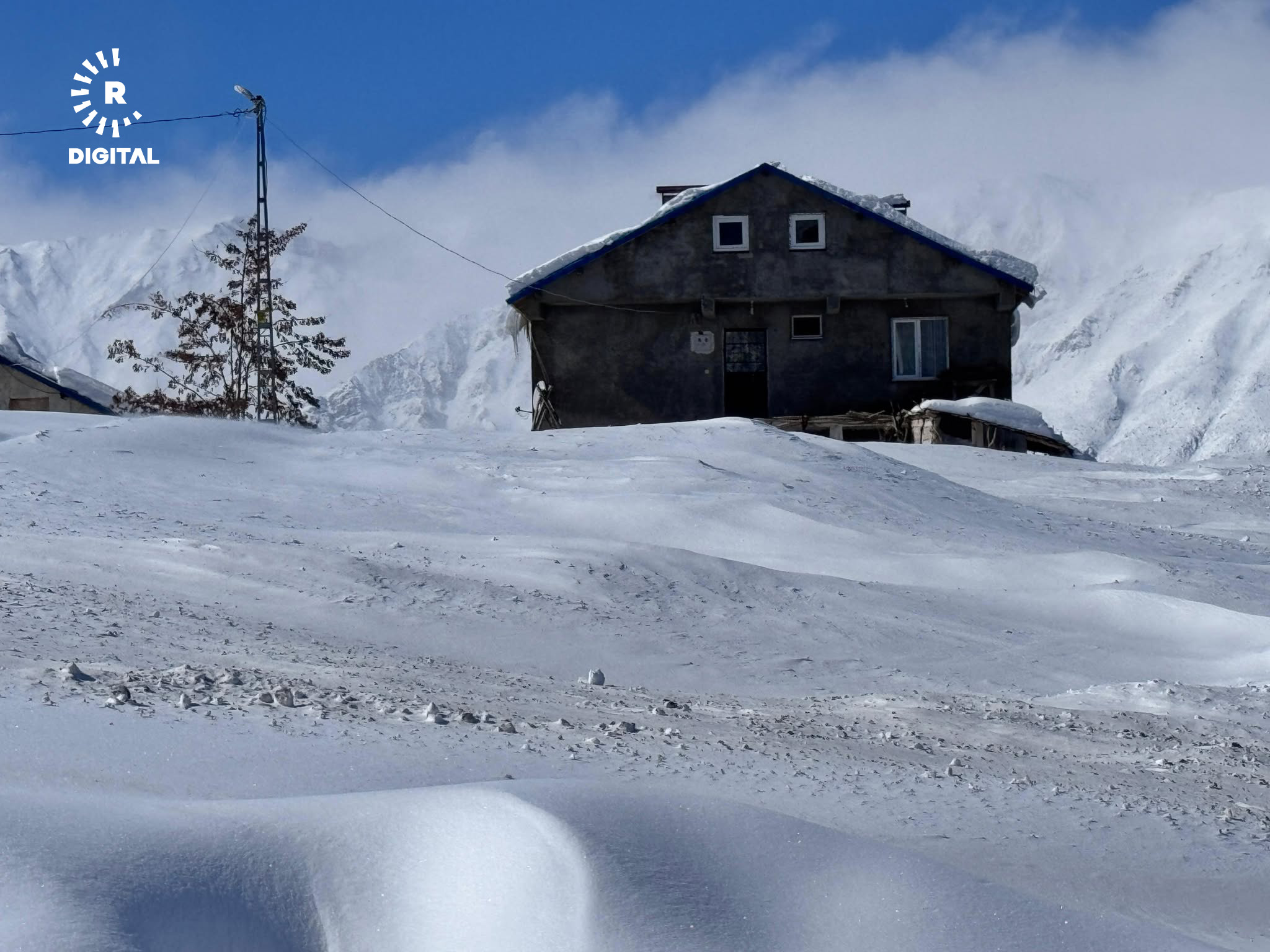 FOTO - Kar cenneti ilçede kar 4 metreden 1... | Rudaw.net