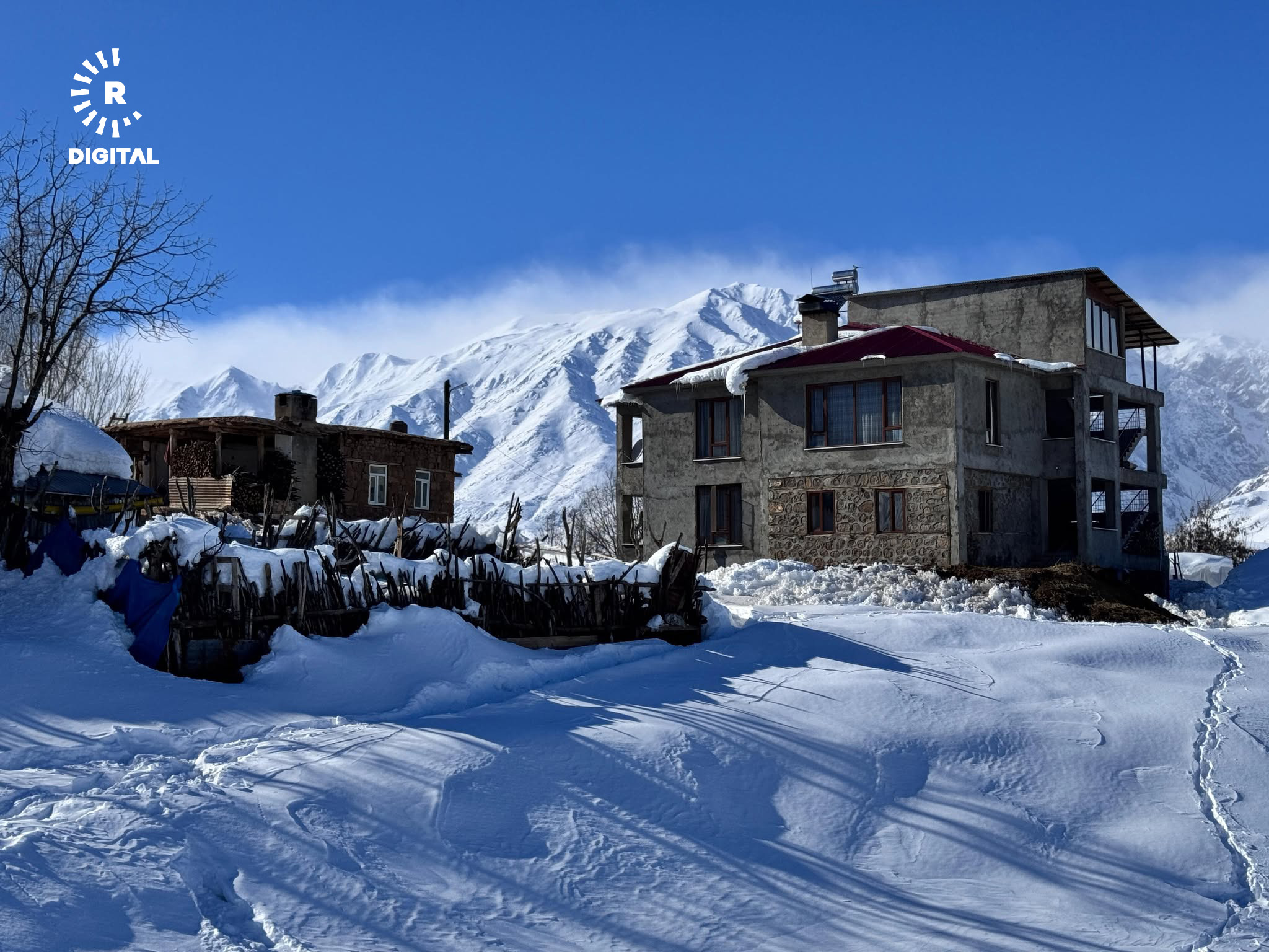 FOTO - Kar cenneti ilçede kar 4 metreden 1... | Rudaw.net
