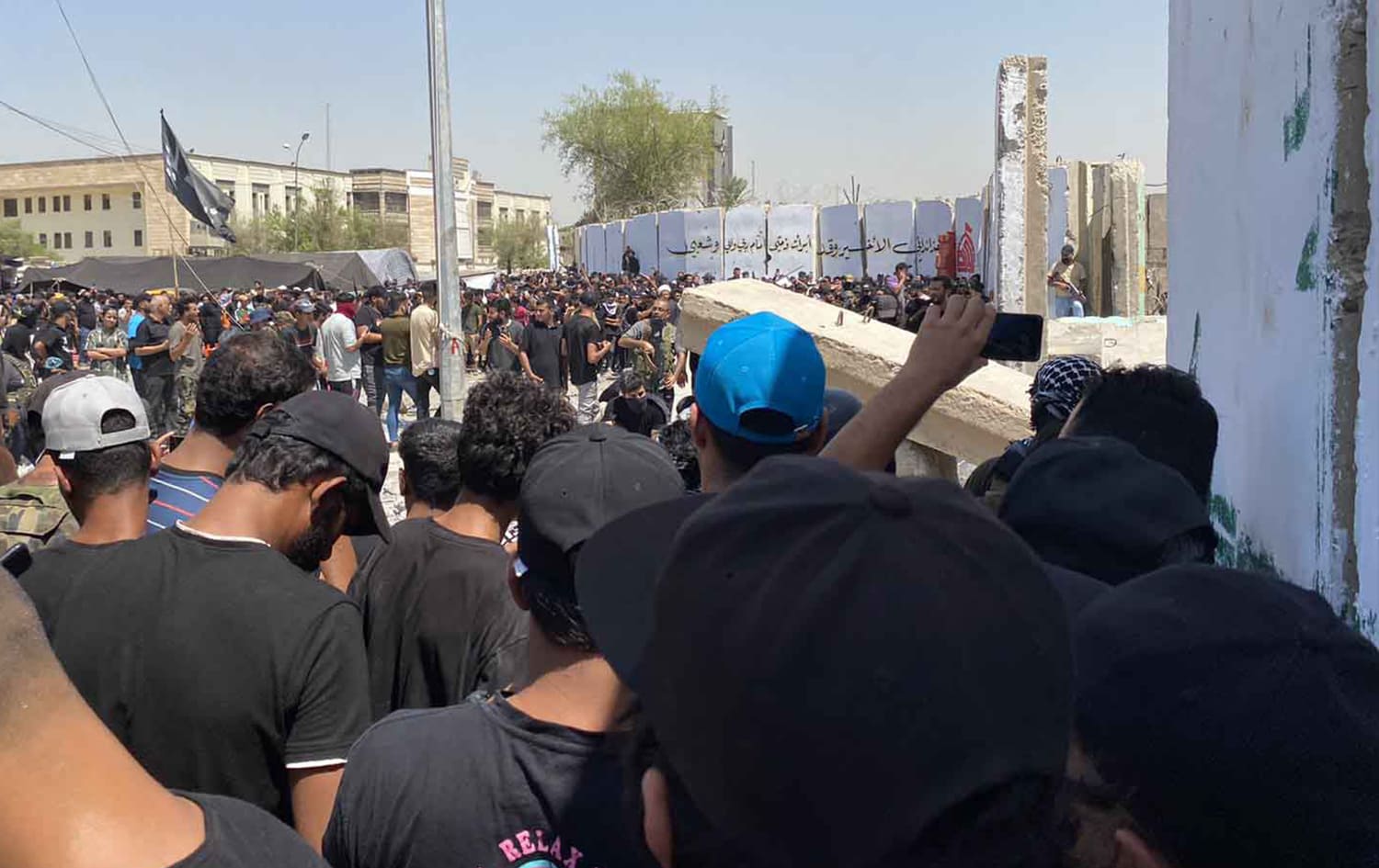 Clashes, chaos spread in Iraq after Sadr quit... | Rudaw.net