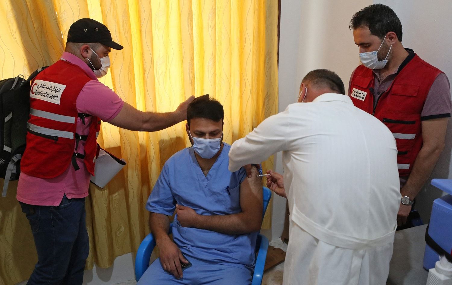 Vaccine campaign begins amid virus surge in... | Rudaw.net