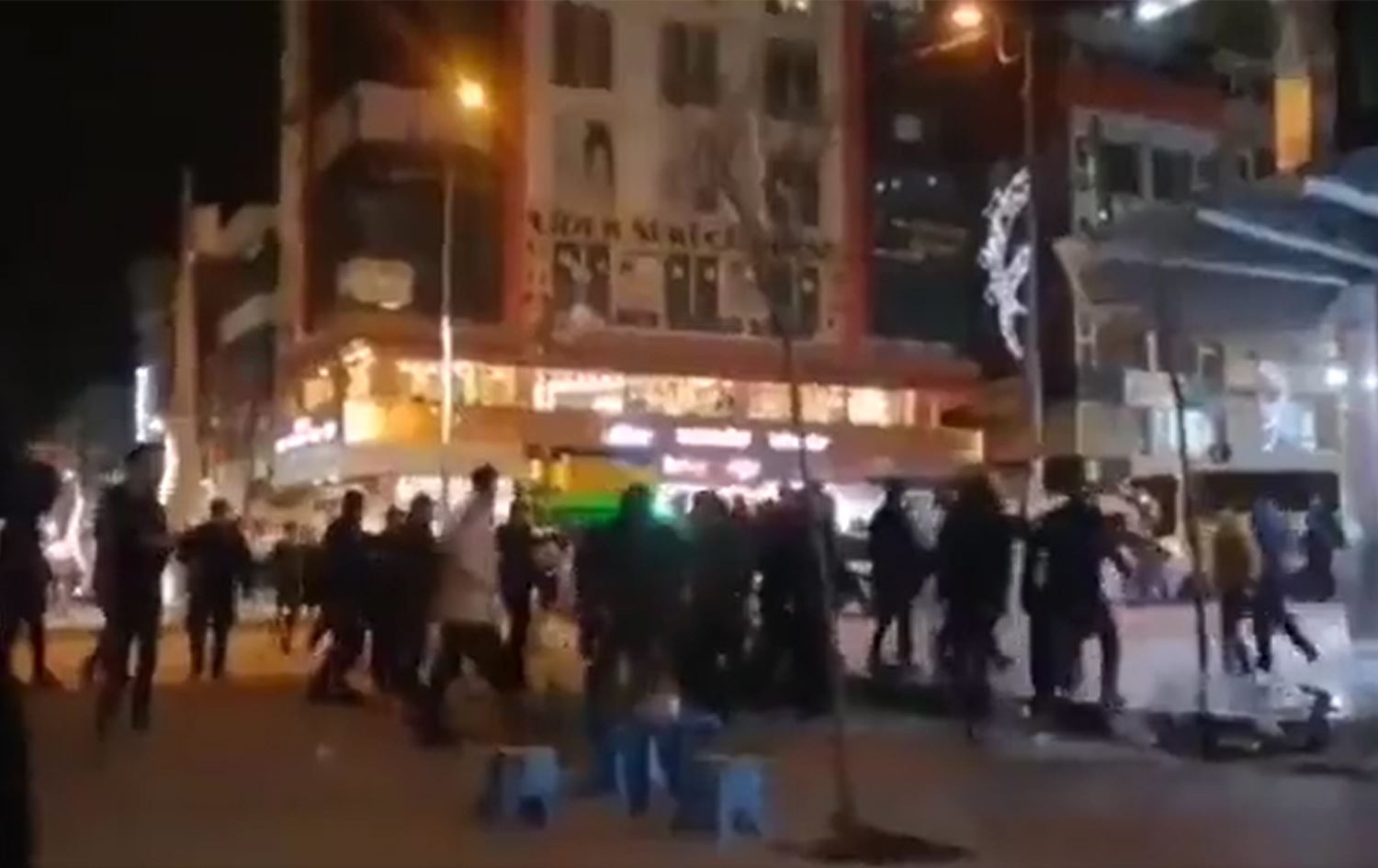 Li Wanê tîmên şaredariyê bi lêdanê midexaleyî... | Rûdaw.net