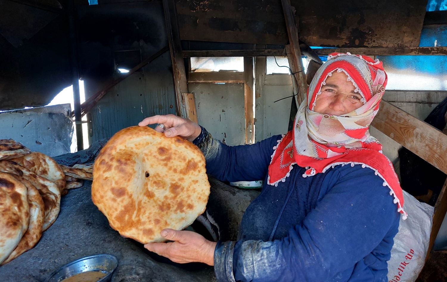 Jineke Kurd li Îzmîrê bi patina nanê tendûrê... | Rûdaw.net