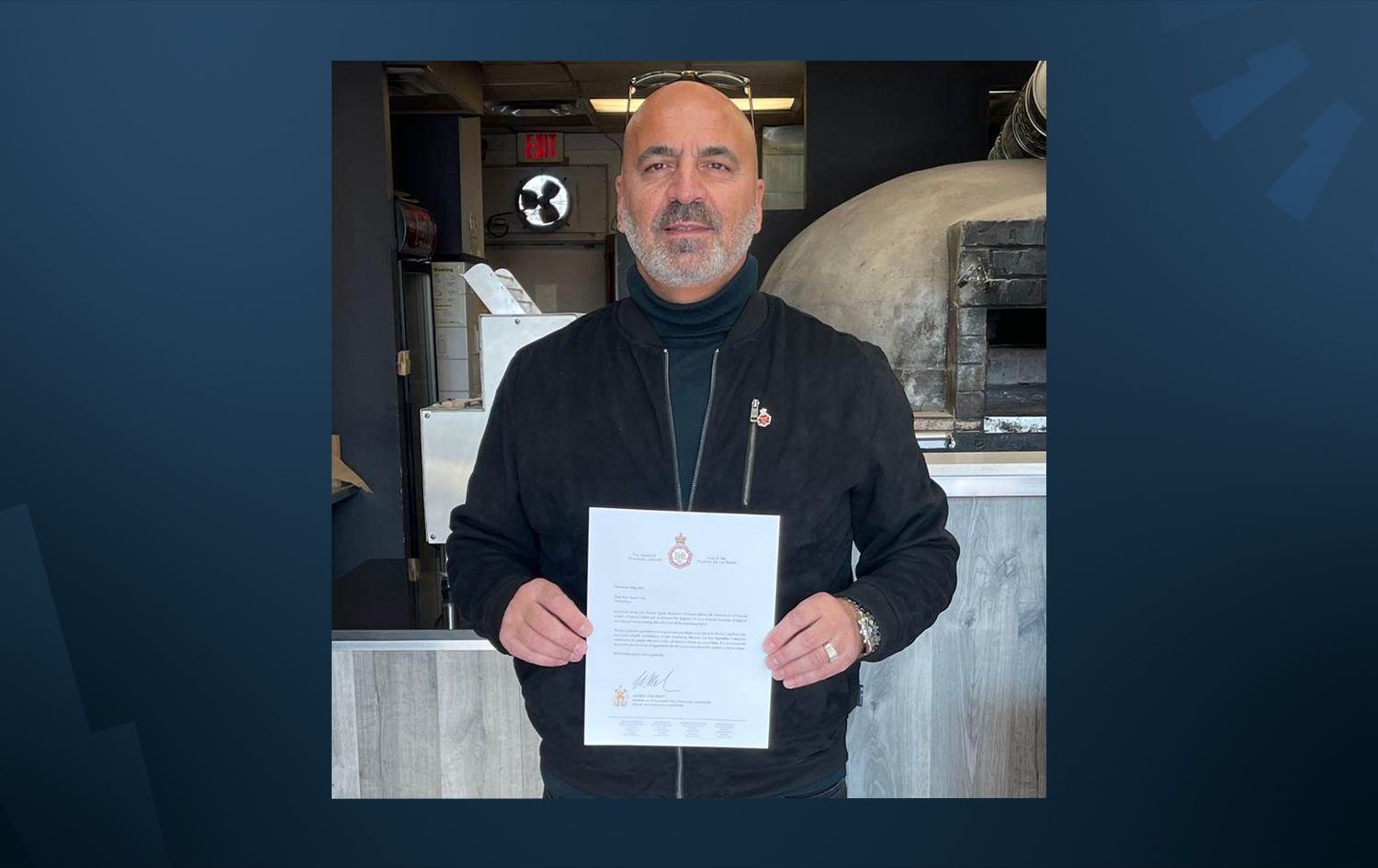 Pîzzafiroşê navdar ê Kurd li Kanadayê xelata xwe... | Rûdaw.net