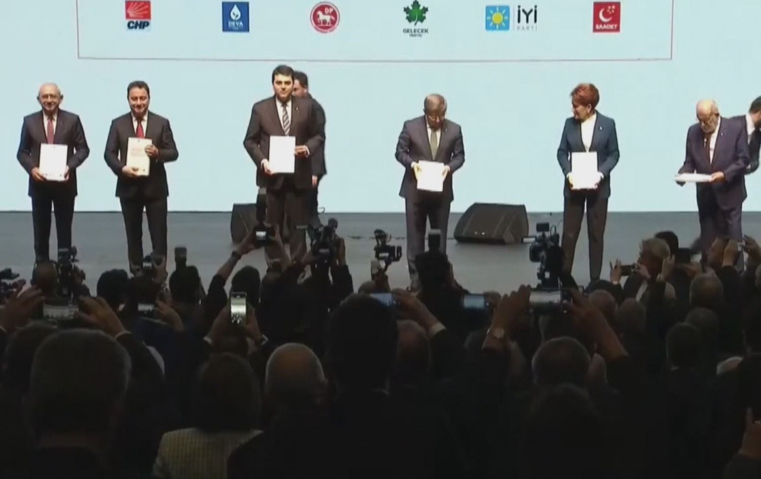 Nebûna pirsa Kurd di bernameya 6 partiyan de bû... | Rûdaw.net