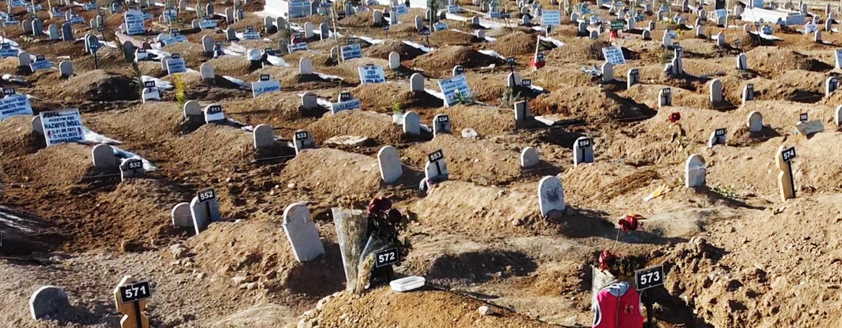 Unnamed graves of earthquake victims fill... | Rudaw.net