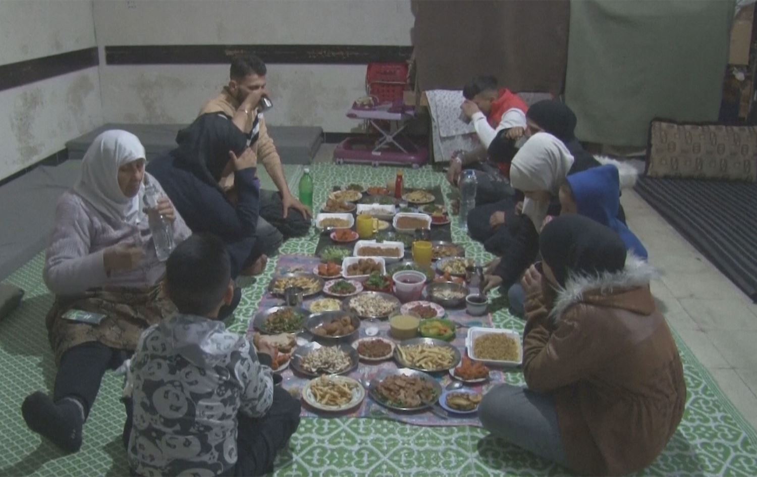 Heleb: Ziyandîtiyên erdhejê li stargehan fitara... | Rûdaw.net