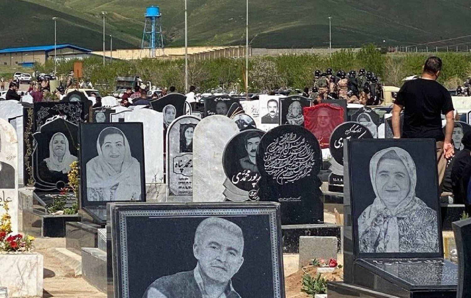 Kurds in Iran visit protest graves at end of... | Rudaw.net