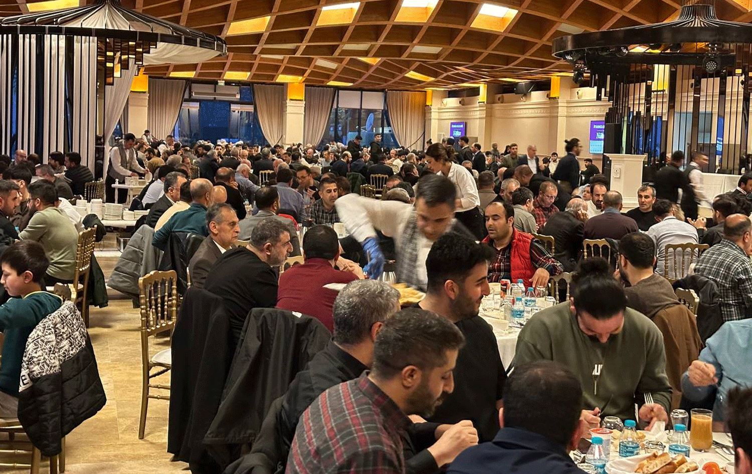 Fitara Nûbiharê bi sedan kes anîn ba hev | Rûdaw.net