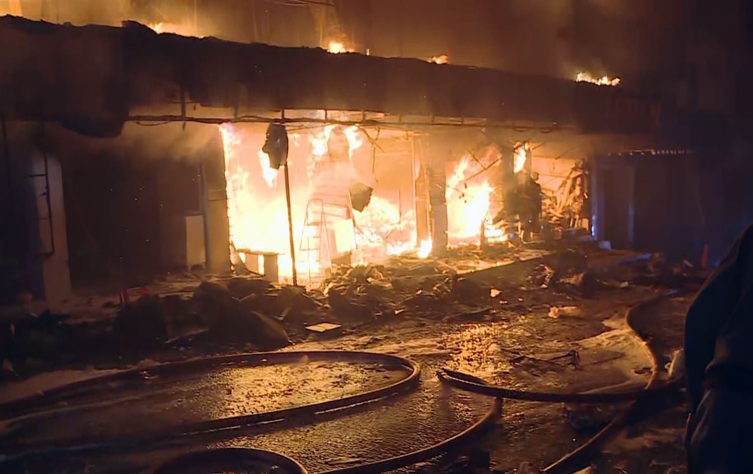 Duhok bazaar fire burns over 100 shops | Rudaw.net