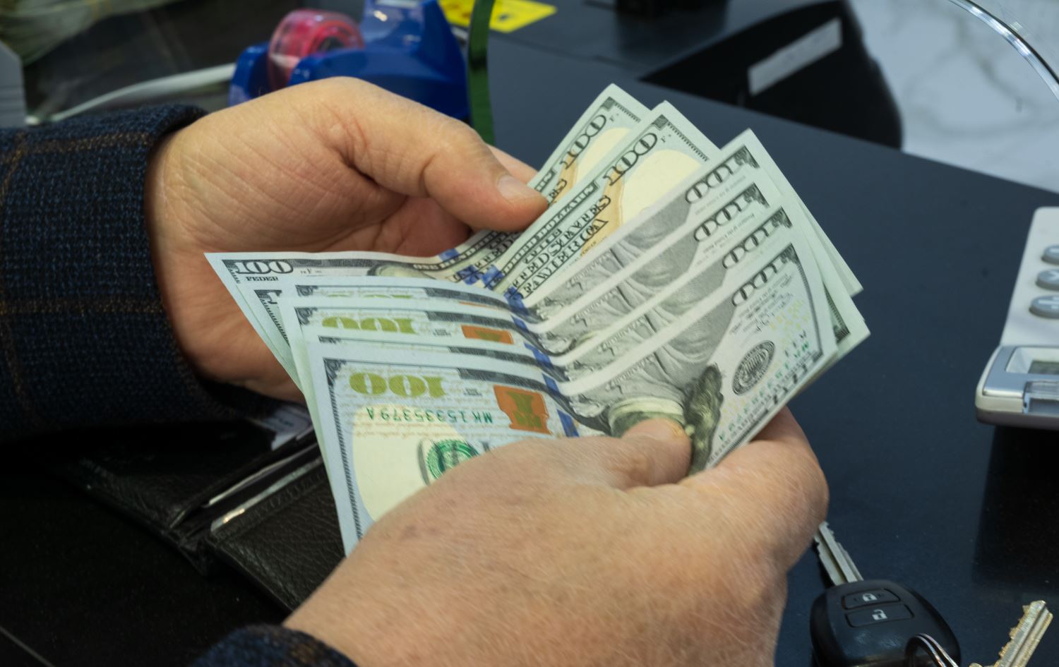 Piyasada sahte Dolar Tela 50 Ve 100 l k Rudaw Piyasada sahte Dolar Tela 50 Ve 100 l k Rudaw
